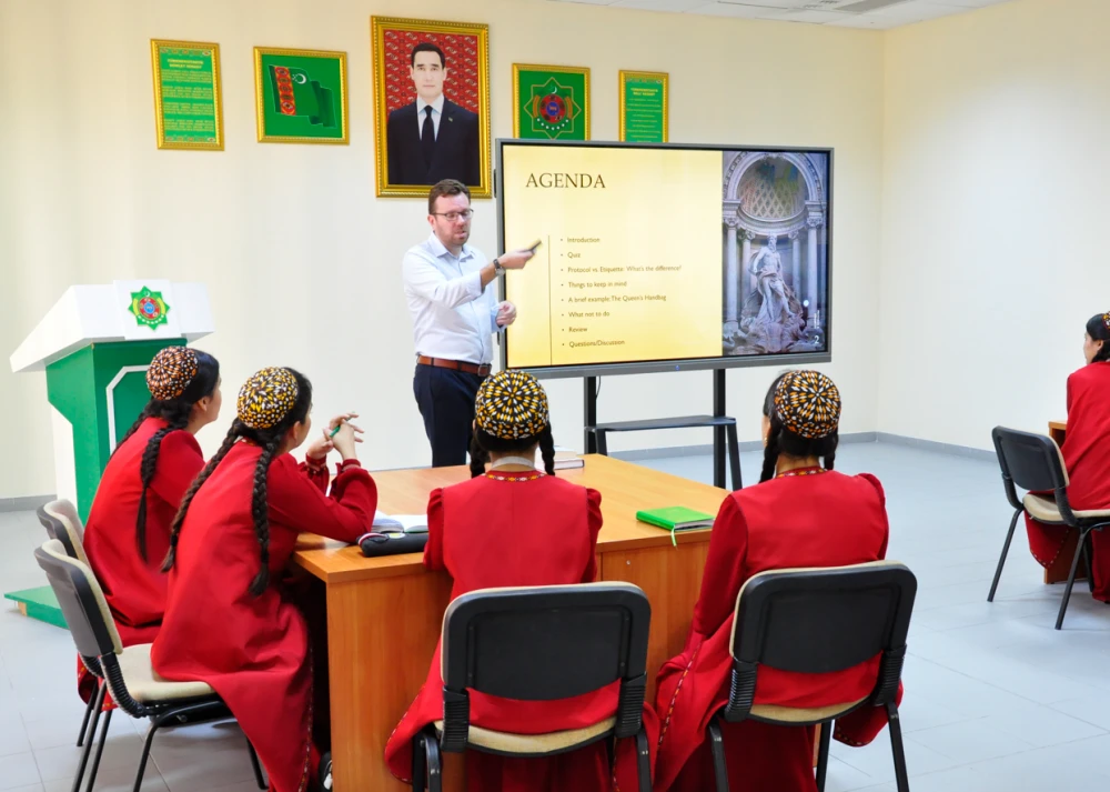 Diplomatik protokol we etiket boýunça okuw sapagy